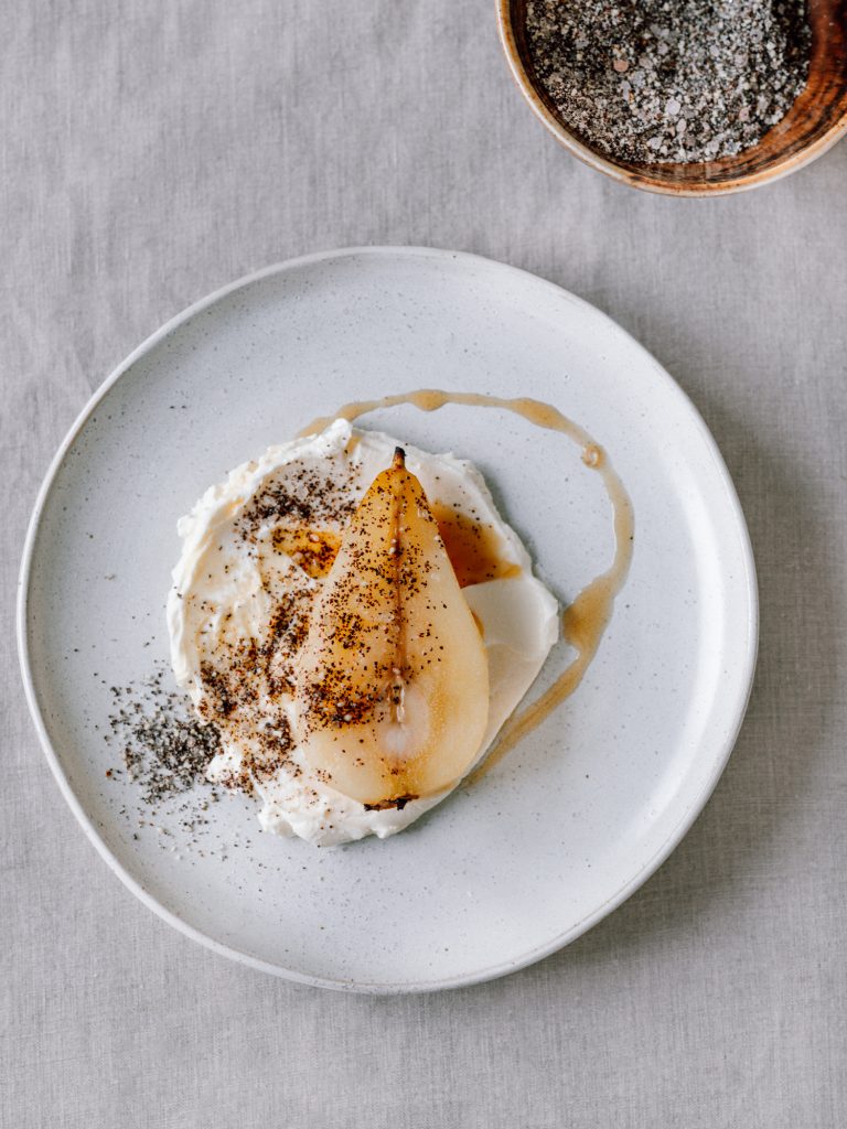 Pochierte Gin Birnen auf Ziegenfrischkäse mit Mohn Dukkah | Vollmundig